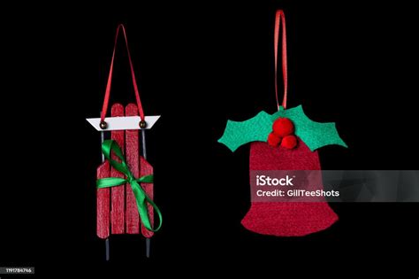 손으로 만든 크래프트 스틱 스노우 썰매와 손으로 바느질 빨간 녹색 호랑가시나무 잎 크리스마스 종을 느꼈다 복사할 공간이 충분합니다 풀 문구류에 대한 스톡 사진 및 기타