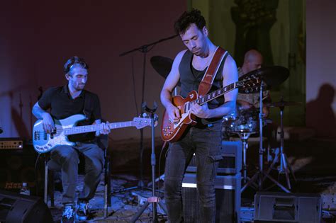 공연 기타 솔로 기타리스트 드러머 드럼 세트 라이브 밴드 라이브 쇼 라이브 음악 락 록 음악 마이크로폰