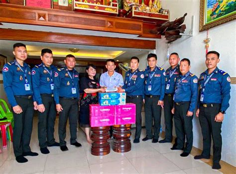 ក្រុមការងារ អាវុធហត្ថរាជធានីភ្នំពេញ នាំយកអំណោយចុះសួរសុខទុក្ខ លោកអនុប្រធានមន្ទីរ