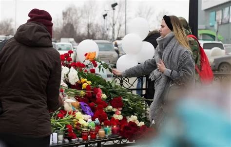 Няколко дни след смъртта на майка си момичето среща баща си с приятелката на майка си Тогава