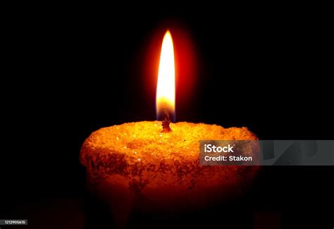 검은 배경에 촛불 불꽃 클로즈업 사람의 손실과 죽음 고인의 기억 기도와 의식에 대한 교회 가톨릭 촛불 기독교와 가톨릭 검은색에 대한 스톡 사진 및 기타 이미지 Istock