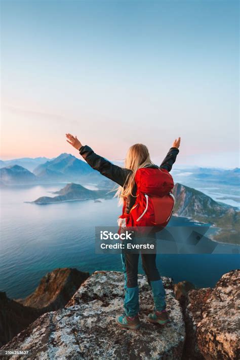 노르웨이를 여행하는 여자 로포텐 섬의 산 절벽 가장자리에 관광객 소녀 배낭 하이킹 야외 솔로 활동적인 건강 라이프 스타일 여름 방학 모험 관광 건강한 생활방식에 대한 스톡