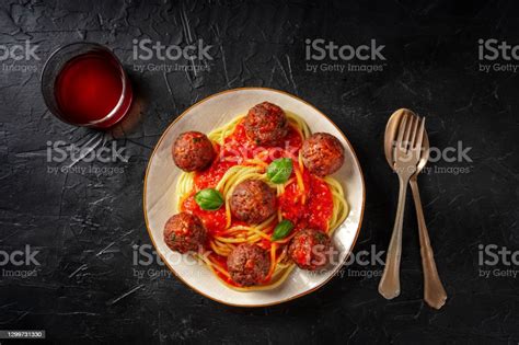 파스타 토마토 소스 바질이 있는 미트볼 와인 한 잔 위에서 촬영 0명에 대한 스톡 사진 및 기타 이미지 0명 가루로 빻은 검정색 배경 Istock