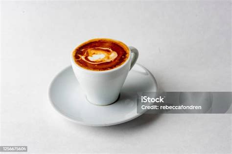 카푸치노 라떼 또는 에스프레소 커피 찐 우유와 거품 우유 거품이 갈색 설탕을 얹은 에스프레소 클래식 한 이탈리아 또는 프랑스 카페 좋아하는 0명에 대한 스톡 사진 및 기타