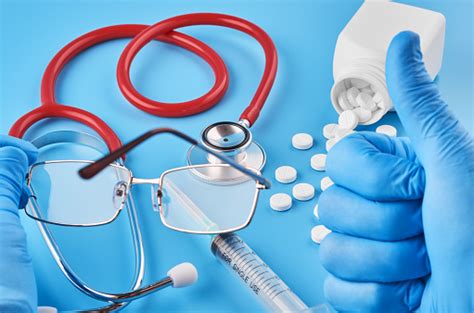 젊은 인간의 손 손바닥에 알 약 정제를 개최 의료 의료 및 제약 개념 파란색 배경에 격리되었습니다 건강관리와 의술에 대한 스톡 사진 및 기타 이미지 Istock