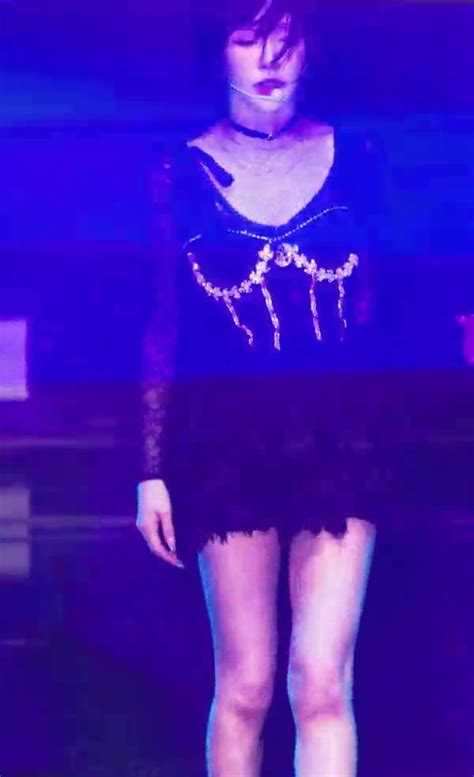 콘서트에서 매력적인 단발 레드벨벳 웬디