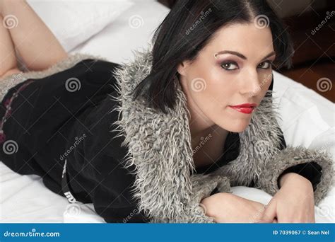 Nackte Erwachsene Frau Stockbild Bild Von Bett Abgedeckt 7039067