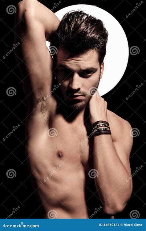 Nackter Junger Sexy Mann Mit Der Hellen Auraaufstellung Stockfoto Bild Von Gesicht K Hl
