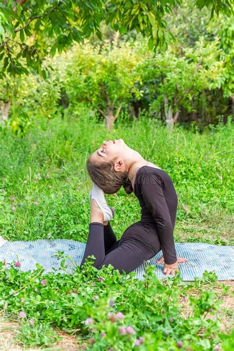 Linda Chica Haciendo Ejercicios De Yoga Ni A Peque A Haciendo Ejercicios De Yoga En El Jard N