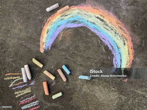 아이는 야외에서 분필로 무지개를 그린다 여름을 위한 어린이 활동 놀이터 형형색색의 분필이 도로에 있습니다 0명에 대한 스톡 사진 및 기타 이미지 Istock