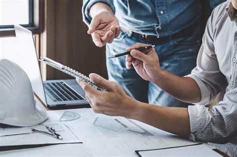 엔지니어 팀워크 미팅 작업 현장 건설 및 구조 개념에서 모델 구축 및 엔지니어링 도구에 대한 파트너와 협력하는 프로젝트에 대한 청사진 회의 작업 그리기 개발에 대한 스톡