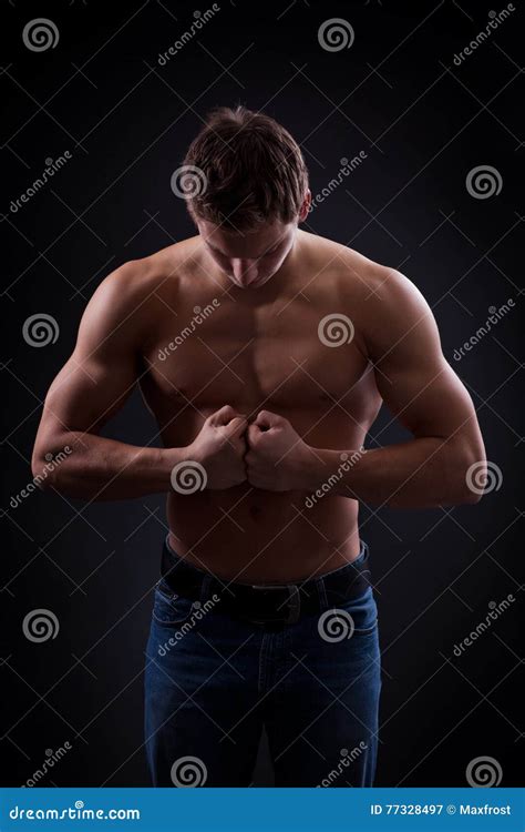 Mischen Sie Den Sexy Nackten Jungen Mann Mit Der In Den Jeans Aufwirft Stockbild Bild Von
