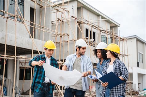 팀의 엔지니어 관리자는 이제 건설 현장에 배치되어 다양한 구성 요소에 대한 품질 보증 검사를 수행합니다 4 명에 대한 스톡 사진 및 기타 이미지 Istock