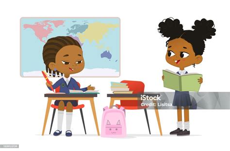 학교 유니폼 벡터 평면 일러스트를 입고지도와 지리 수업에서 이야기 쾌활한 여학생 급우 책을 들고 테이블에 앉아 있는 다인종 수업에서 공부하는 귀여운 초등학생 아이에 대한