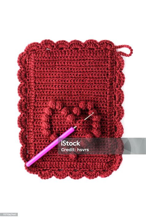 흰색 고립 된 배경에 심장 모양 기호와 크로 셰 뜨개질 어두운 빨간 오븐 천 크로 셰 뜨개질 후크 옆으로 걸이 장비에 대한 스톡 사진 및 기타 이미지 Istock