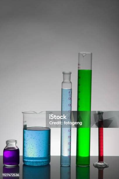 실험실 병에서 액체입니다 과학적인 생화학 실험실입니다 다채로운 액체입니다 흰색 배경 병의 그룹에 격리 테스트 튜브입니다 0명에