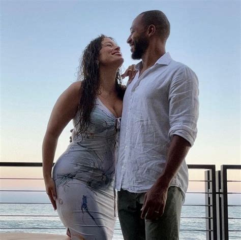 Worlds Sexiest Woman Ashley Graham Shows Off Her Curves In Tight