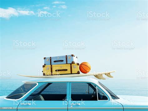 바다 앞의 서핑 보드 여행 가방 및 농구가있는 파란색 오래된 타이머 자동차 3d 여름 배경 일러스트 차에 대한 스톡 사진 및 기타 이미지 Istock