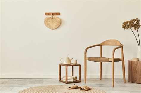 디자인 나무 의자 둥근 카펫 꽃병 대변 슬리퍼 장식 및 우아한 개인 액세서리에 말린 꽃과 거실 인테리어의 중립적 인 개념 템플릿 공간을 복사합니다 0명에 대한 스톡 사진 및