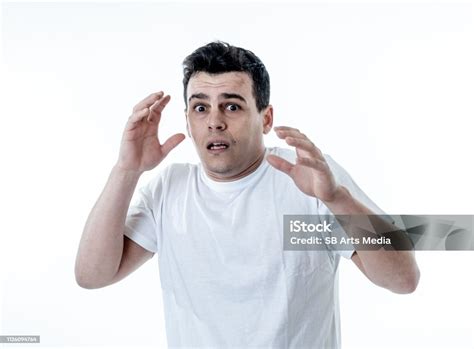 사람 인간의 감정 감정과 공포 표정 개념에 두려워 제스처를 만드는 무서 워 얼굴 표정으로 충격에서 젊은 남자의 초상화 흰색 배경에 고립 감정에 대한 스톡 사진 및 기타
