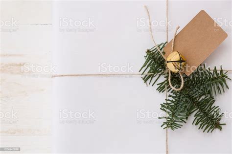 태그와 크리스마스 선물 상자입니다 흰색 나무 테이블에서 전나무와 백색 상자에 새 해 평면 복사 공간을 놓으십시오 축 하 휴가