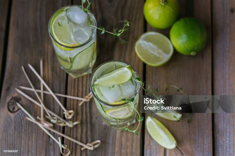 오이 칵테일 또는 목테일 한 잔 나무 배경에 분쇄 된 얼음과 탄산수와 상쾌한 여름 음료 0명에 대한 스톡 사진 및 기타 이미지 0명 각얼음 감귤류 과일 Istock