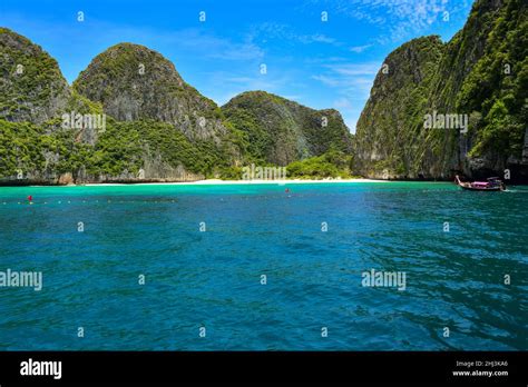La Splendida E Famosa Spiaggia Di Maya Bay Chiusa Ai Turisti Foto Stock Alamy