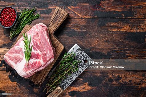 정육점 칼로 나무 도마에 신선한 스테이크를 위한 돼지 고기 어깨 생 고기 어두운 나무 배경 맨 위 보기입니다 복사 공간 고기 칼에 대한 스톡 사진 및 기타 이미지 Istock