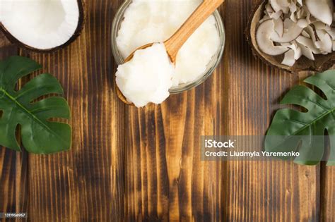 나무 숟가락에 코코넛 오일과 갈색 나무 배경에 코코넛 파삭 파삭 한 0명에 대한 스톡 사진 및 기타 이미지 0명 갈색 건강관리와 의술 Istock