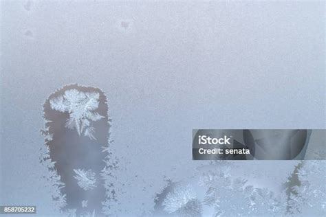 겨울 서리가 내린 창 유리 웨이브 내부 눈송이와 복사 공간 명소 해 동 겨울에 대한 스톡 사진 및 기타 이미지 겨울 겨울나무 결정체 Istock
