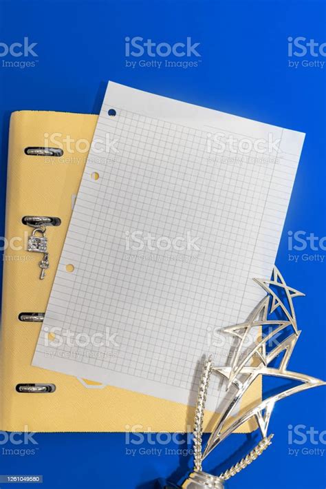 종이의 빈 시트와 노란색 메모장의 평평한 평지 파란색 배경에 황금 빛나는 별 공간을 복사합니다 승리의 개념 0명에 대한 스톡 사진 및 기타 이미지 Istock