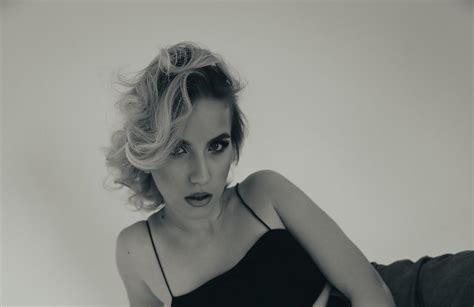 10 Signs She Is A Cougar Whatsdalatest