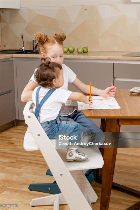 부엌 테이블에서 노는 Toddier 색칠 공부 책과 크레용 2명에 대한 스톡 사진 및 기타 이미지 2명 가족 공예 Istock