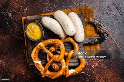 흰색 소시지와 겨자를 곁들인 전통적인 독일 프레첼 어두운 배경 위쪽 보기 0명에 대한 스톡 사진 및 기타 이미지 0명 10