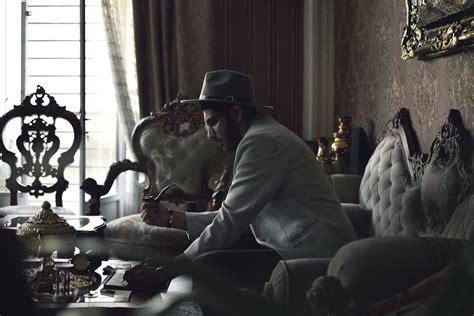 테이블에 앉아있는 사람 사진 Unsplash의 무료 이스파한 이미지