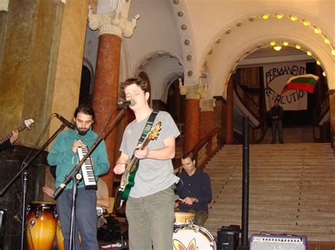 Ранобудните студенти с мини концерт за празника на Алма матер снимки