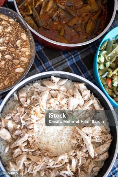 전통적인 터키 음식 치킨 필라프 가지가 든 고기 올리브 오일과 디저트 아슈라를 곁들인 신선한 콩 0명에 대한 스톡 사진 및 기타 이미지 Istock