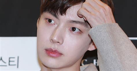 [포토엔]안재현 머리 매만지는 손길