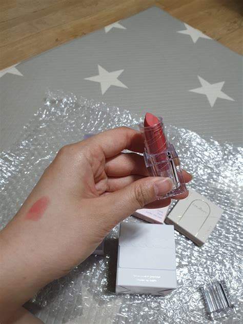 색상이 너무 진하지도 않고 제가 찾던 색상이예요 부드럽게 잘 발리는 제형이라서 좋네요