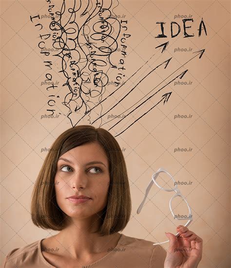 عکس خانم جوانی با موی کوتاه و بلوز صورتی که در سرش ایده های فراوانی است