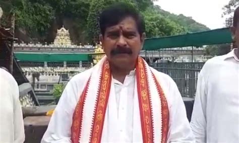 శ్రీ దుర్గా మల్లేశ్వర స్వామివారిని దర్శించుకున్న దేవినేని ఉమా మహేశ్వర