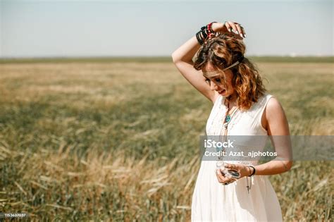 보헤미안 또는 히피 스타일의 흰색 반투명 드레스에 어린 소녀의 초상화 개인 장식품에 대한 스톡 사진 및 기타 이미지 개인 장식품 고풍스런 동슬라브족 Istock