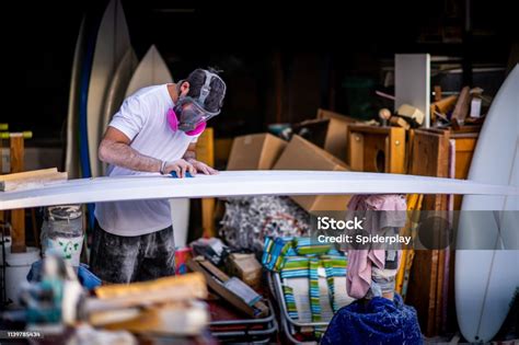 차고 스튜디오에서 사용자 정의 서핑 보드를 제작 하는 젊은 기업가 공예에 대한 스톡 사진 및 기타 이미지 공예 차고 20 29세 Istock