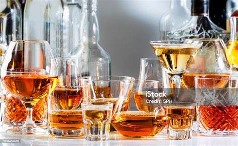 코냑 스카치 위스키 등 강력한 알코올 음료 하드 주류 증류주 및 증류소가 안경과 병에 담긴 증류소입니다 흰색 배경 광고에 대한 스톡 사진 및 기타 이미지 Istock