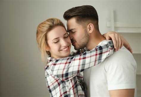 Feliz Pareja Joven En Casa Foto Premium
