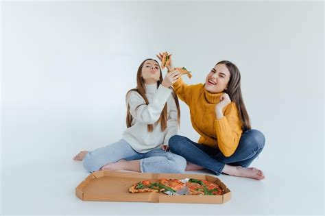 Duas Amigas Comendo Pizza Foto Premium