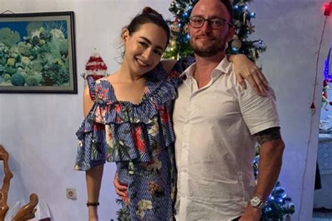 6 Tahun Menjanda Dewi Rezer Resmi Dilamar Pria Bule