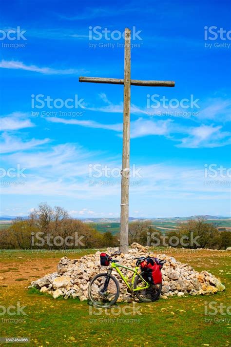 세인트 제임스 웨이 자전거에서 크루즈 드 아타푸에르카 십자가 카미노 데 산티아고 0명에 대한 스톡 사진 및 기타 이미지 0명 Xacobeo 계절 Istock