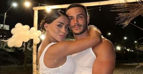 Mario Irivarren Y Onelia Molina Son Vistos Juntos En Aeropuerto Rumbo A