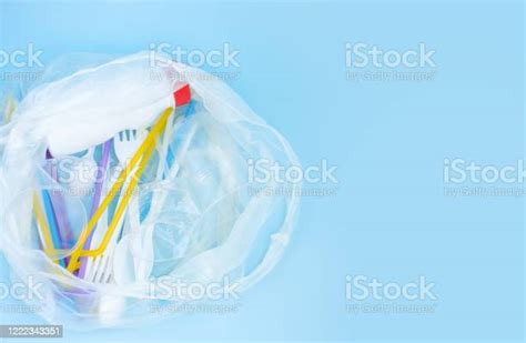플라스틱 폐기물 파란색 배경에 플라스틱 기구평평한 누워 플라스틱 오염을 중지 플라스틱 재활용의 개념 생태 환경 관리 텍스트의 공간을 복사합니다 0명에 대한 스톡 사진 및